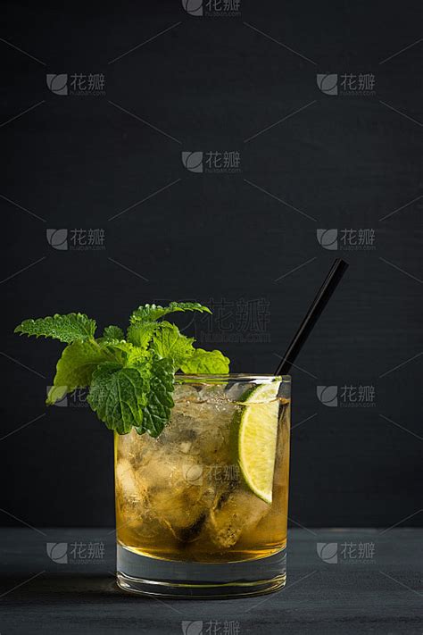 柠檬和薄荷混合的老式鸡尾酒