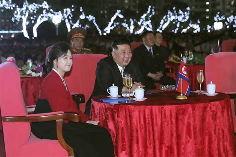 金正恩女儿曝光？北韩国庆晚会特写“粉红女孩”引注目（组图） 今日悉尼