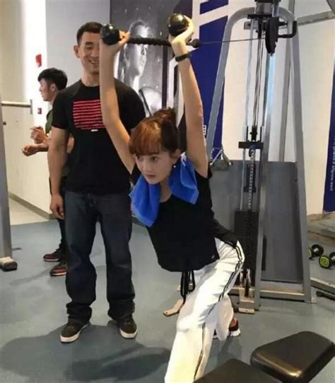 45歲牛莉近照，大秀馬甲線，網友：這還是「郭冬臨的媳婦」嗎？ 每日頭條