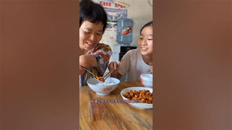 农村大姐自幼失去双手，用脚养猪种田活出励志人生 Youtube