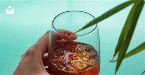 음료가 담긴 와인잔을 들고 있는 사람 사진 Unsplash의 무료 커피 이미지