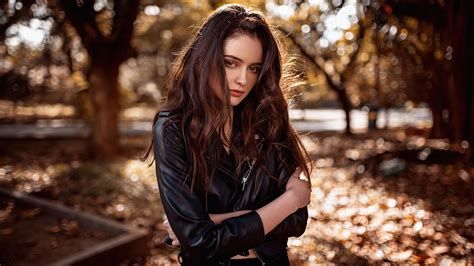 Молодая брюнетка в кожаной куртке · бесплатная фотография от Vozuru