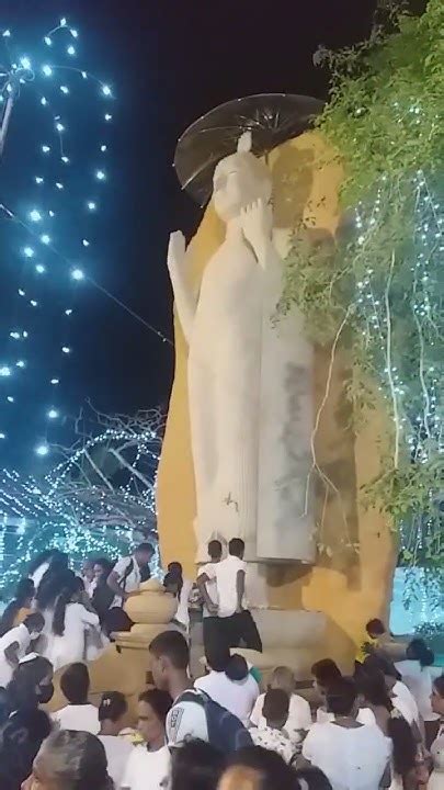 දෙනෝ දහක් ගෙන් වදුම් ලබන අභිනවයෙන් ඉදිවූ බුදු පිළිම වහන්සේ🙏🙏like Share