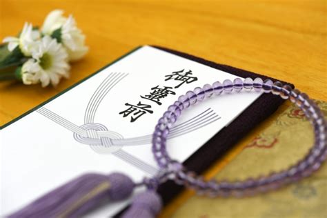 法事の香典はいくら包む？入れ方や表書きも解説！ 終活ライブラリー