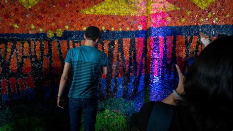 Imágenes El mural ecológico elaborado con más de tapas plásticas que inauguraron en