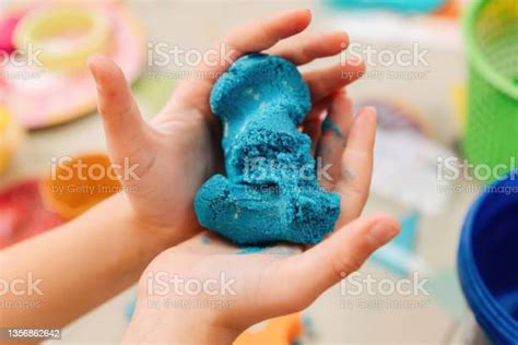 운동 모래 아이들의 손은 여러 가지 색상의 폴리머 모래와 함께 재생됩니다 개발에 대한 스톡 사진 및 기타 이미지 개발 교육