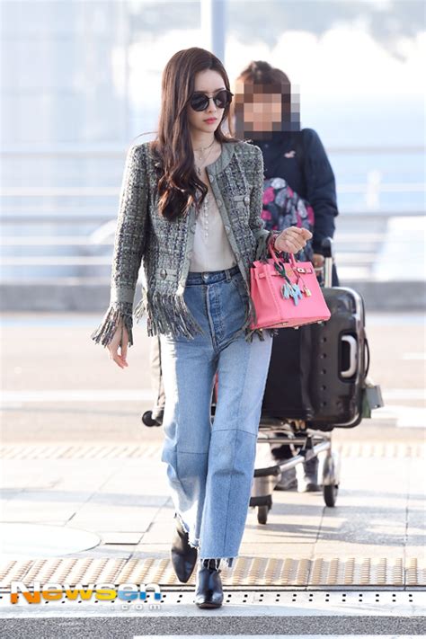 포토엔화보 홍수아 ‘얼굴만큼이나 화려한 공항패션 손에 잡히는 뉴스 눈에 보이는 뉴스 뉴스엔