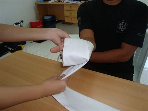 Close Palm Bandage Application Cravat Basic Lifesaving Solutions