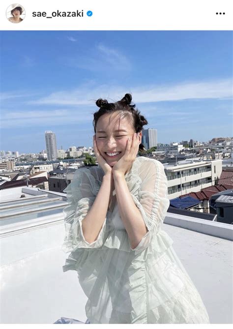 異次元の可愛さ！岡崎紗絵、つのヘア×青空での笑顔ショットが「天使」「心が洗われた」などと反響！ スポーツ報知