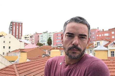 Cláudio Ramos mostra se em cuecas à janela de casa