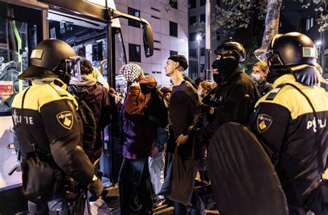 الشرطة تفضّ مظاهرة مؤيدة للفلسطينيين في جامعة أمستردام