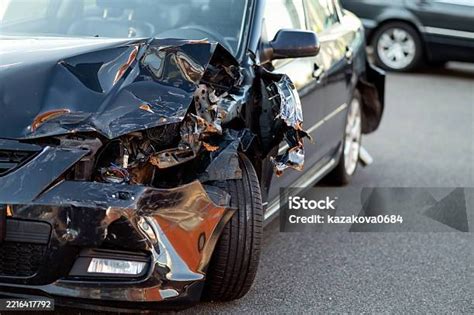 사고 후 손상된 자동차 부품을 클로즈업하여 파손된 금속과 긁힌 자국을 보여줍니다 자동차 사고에 대한 스톡 사진 및 기타 이미지 자동차 사고 충돌 사고 충돌 쪽으로