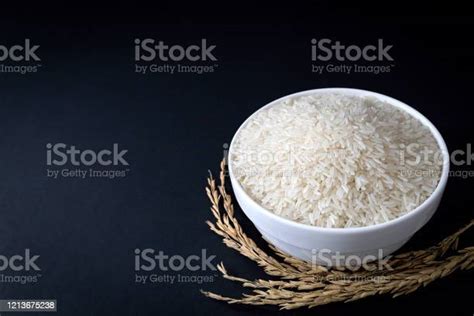 검은 배경에 흰색 세라믹 그릇에 타이어 재스민 쌀 45도 각도 클로즈업 샷 0명에 대한 스톡 사진 및 기타 이미지 0명
