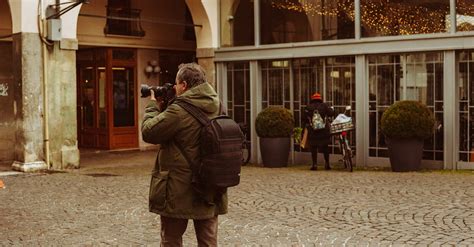집 밖의 가로등 거리 사진 거리 장면 건물 건축 설계 겨울 코트 관광 관광객 광장 남자 도시 탐사 도시 풍경 도시의 도시의 삶 뒷모습 레저