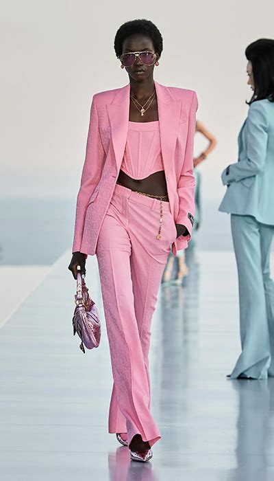 Versace La Vacanza Encarnando El Estilo De Dua Lipa