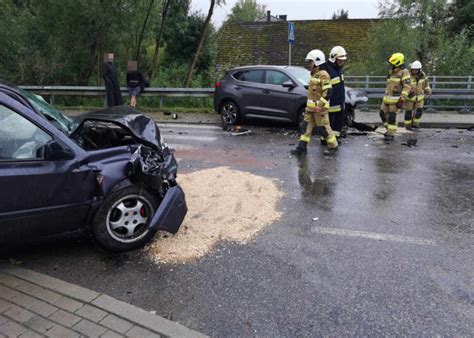 Czołowe zderzenie dwóch aut w Olszynach