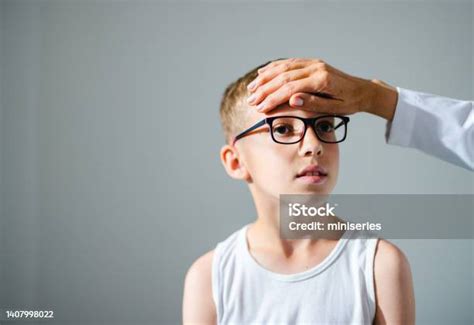 익명의 소아과 의사가 온도계로 소년의 온도를 측정합니다 10 11세에 대한 스톡 사진 및 기타 이미지 10 11세 2명