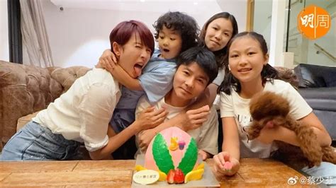 張晉50歲生日獲老婆力撐 蔡少芬：有你我們才完整 本地 明周娛樂
