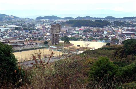 ぼた山から望む志免町の旧志免鉱業所竪坑櫓たてこうやぐら中央2018年 個性が光る7町の音頭 福岡粕屋郡味わい深すぎる歌詞を一挙