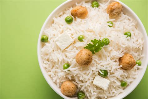 정통 파 니 또는 콩 또는 완두콩 Pulav 야채 쌀 또는 야채 Biryani Paneer 큐브 및 콩 덩어리 선택적 초점 긴에