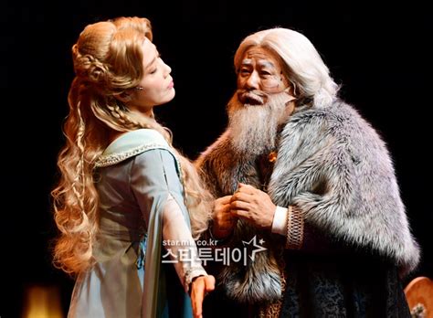 포토 `더 드레서` 무대의 깊이감 스타투데이