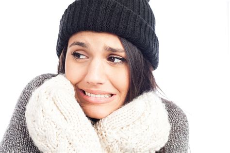 예쁜 갈색 머리 여자는 모직 모자 스웨터와 장갑은 그 차가운 갈색 머리에 대한 스톡 사진 및 기타 이미지 갈색 머리 감기와 독감 겨울 Istock