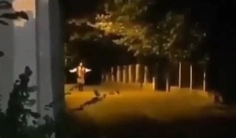 Žena Usred NoĆi Igra Kolo Na Ulici I Preti NoŽem Sablasna Scena