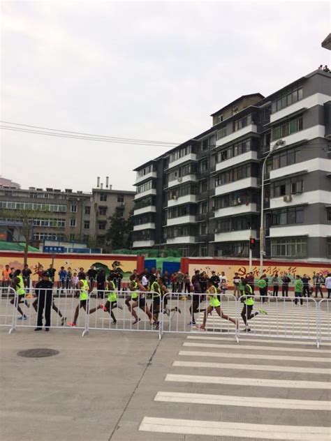 交通信息学院师生参与武汉马拉松志愿者活动 交通信息学院 湖北交通职业技术学院