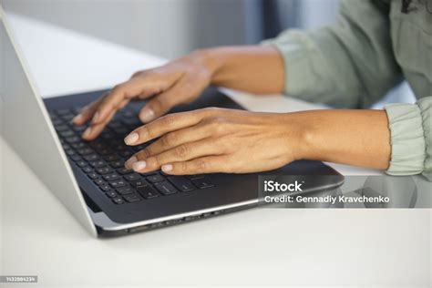 노트북 키보드에 텍스트를 입력하는 흑인 여성 현대 노트북 컴퓨터에서 일하는 아프리카 여성 개념에 대한 스톡 사진 및 기타 이미지