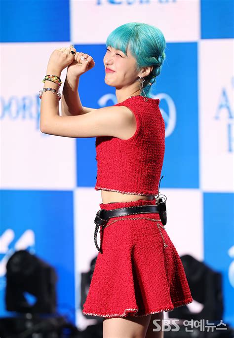 E포토 아도라 민트 헤어로 강렬한 존재감