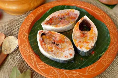 মাছ ভাজার আগে কেন লবণ হলুদ মাখানো হয়