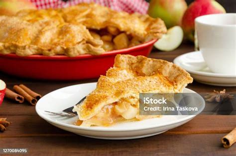 어두운 나무 배경에 흰색 접시에 계피와 고전적인 미국 사과 파이의 조각 소박한 스타일 공간을 복사합니다 애플 파이에 대한 스톡 사진 및 기타 이미지 Istock