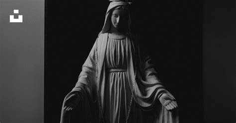 가운을 입은 남자의 그레이스케일 사진 사진 Unsplash의 무료 회색 이미지