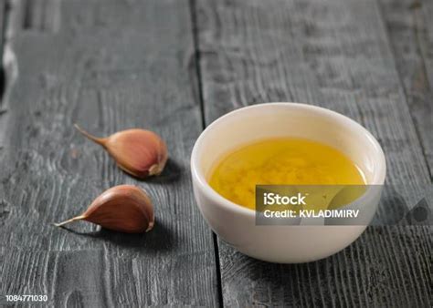 마늘과 올리브 오일과 마늘 어두운 테이블에 그릇 2 다진 다이어트 샐러드 드레싱 0명에 대한 스톡 사진 및 기타 이미지 0명