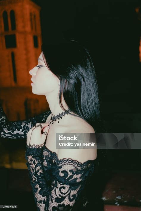검은 옷과 보석류 교회를 배경으로 한 변덕스러운 색상의 창문 옆에서 포즈를 취하는 젊은 여성 고딕 모델 가냘픈에 대한 스톡 사진 및 기타 이미지 Istock