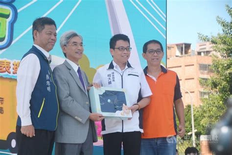 祝賀清潔隊員節 環境部長致贈保暖背心與袖套 地方 中央社 Cna