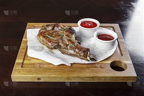 美味的带骨牛排