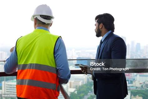 엔지니어와 사업가 대화 엔지니어 감독 관리자와 사업가 간의 프로젝트 계획 건설 노동자와 계약자 2명에 대한 스톡 사진 및 기타 이미지 Istock
