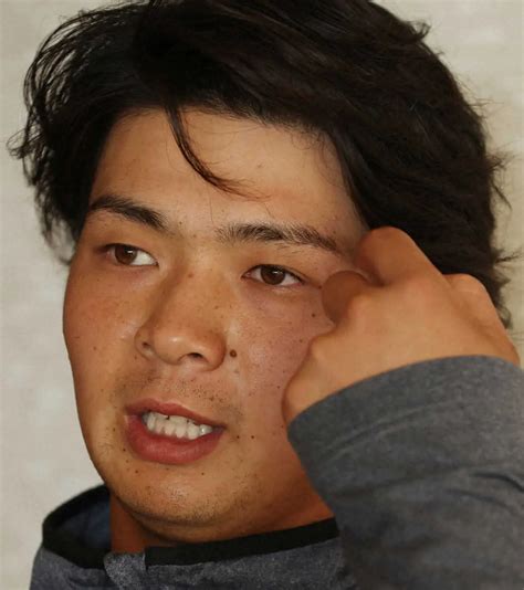 ＜阪神秋季キャンプ＞ 契約更改を終えて報道陣の質問にこたえる井上（撮影・大森 寛明） スポニチ Sponichi Annex 野球