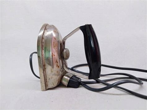 Малка българска ютия на Елпром от 1957 Антиквариат Куманово Малка българска ютия на Ел