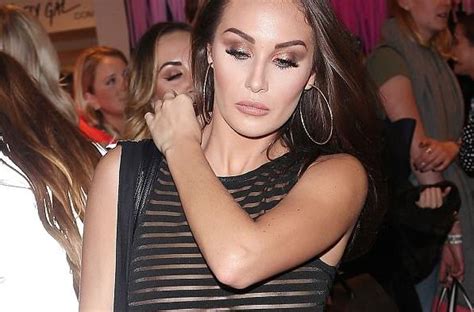 克洛伊·古德曼（chloe Goodman）穿着百叶窗似半透明黑色上衣