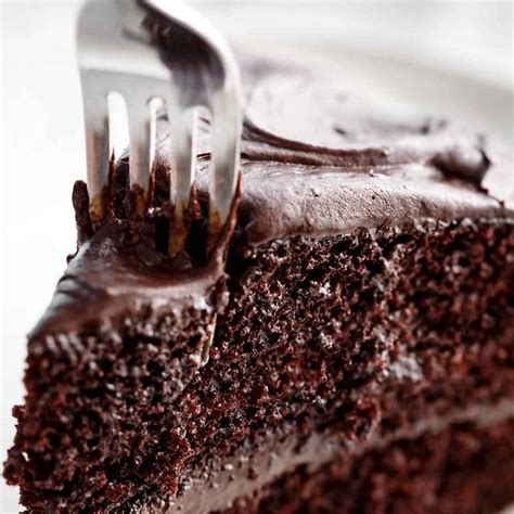 طرز تهیه کیک شکلاتی ساده اسفنجی با پف زیاد و طعم بی نظیر Umohsenk