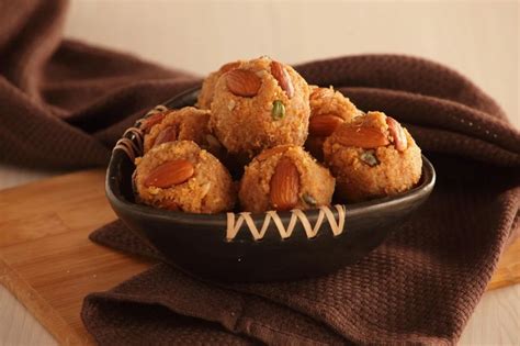 Pinni At ₹ 840 00 Atta Pinni Besan Pinni Dal Pinni Moong Dal Pinni पिन्नी Taste Dilli 6