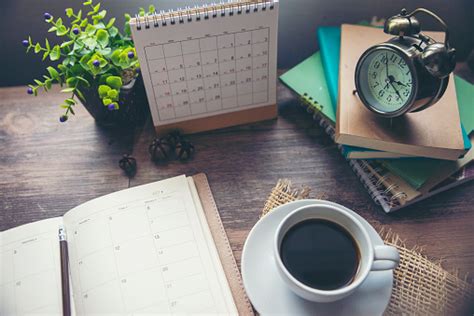 플래너와 달력 개념입니다 바탕 화면 캘린더 2019 사무실 책상에 커피 장소 컵 시간표 의제 약속 조직 관리 각 날짜 월 및 연도를 만드는 플래너 용 노트북 2019년에