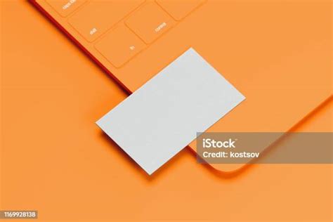오렌지 배경에 흰색 빈 명함 오렌지 노트북 3d 렌더링 아늑한 작업 장소 Minimalism 0명에 대한 스톡 사진 및 기타