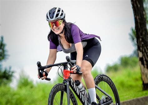 Tante Ernie Gowes Pakai Tanktop Pamer Belahan Dada Netizen Awas Masuk