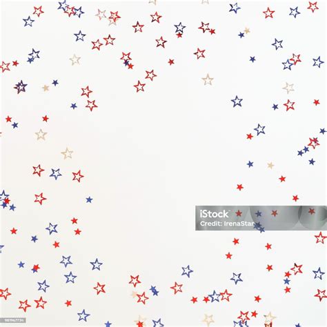 미국 독립 기념일 파란색과 빨간색 별 흰색 바탕에 장식 하는 7 월의 제 4 평평 하다 보기 복사 공간 탑 미국의 독립에 대 한 빨간색과 파란색 별 테두리 0명에 대한 스톡