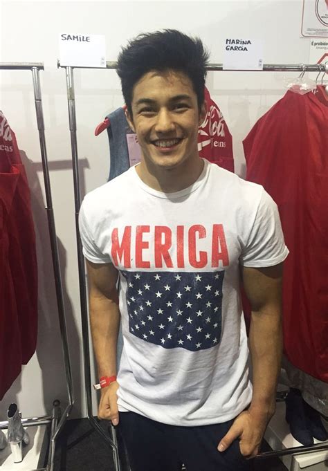 Muso das Olimpíadas 2016 Arthur Nory faz sua estreia como modelo no SPFW