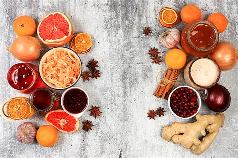 신선한 과일 채소 향신료 및 천연 성분으로 면역 체계를 강화합니다 독감과 감기 치료에 비타민 C가 함유된 건강한 천연 제품 유기 바이러스 보호 감귤에 대한 스톡 사진 및