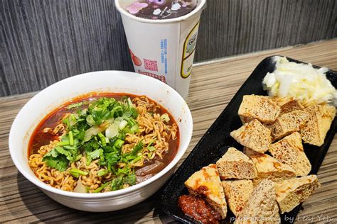桃園臭豆腐│mr臭│桃園最頂臭豆腐！？路過難以忽視的濃濃臭豆腐味！ 桃園藝文特區美食、桃園同安街臭豆腐 葉影瓶像